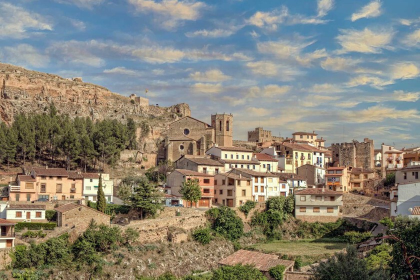 The walled town with a medieval castle that few know in Valencia ...